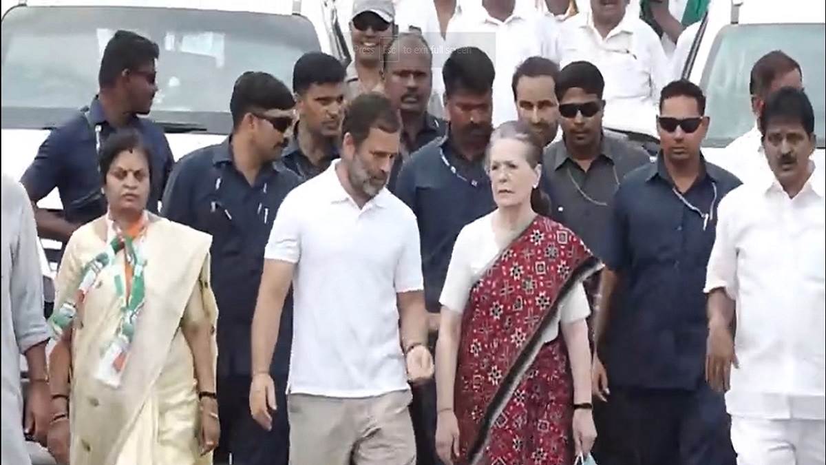 Bharat Jodo Yatra से जुड़ीं कांग्रेस अध्यक्ष सोनिया गांधी, बेटे राहुल ... Bharat Jodo Yatra से जुड़ीं कांग्रेस अध्यक्ष सोनिया गांधी, बेटे राहुल ...