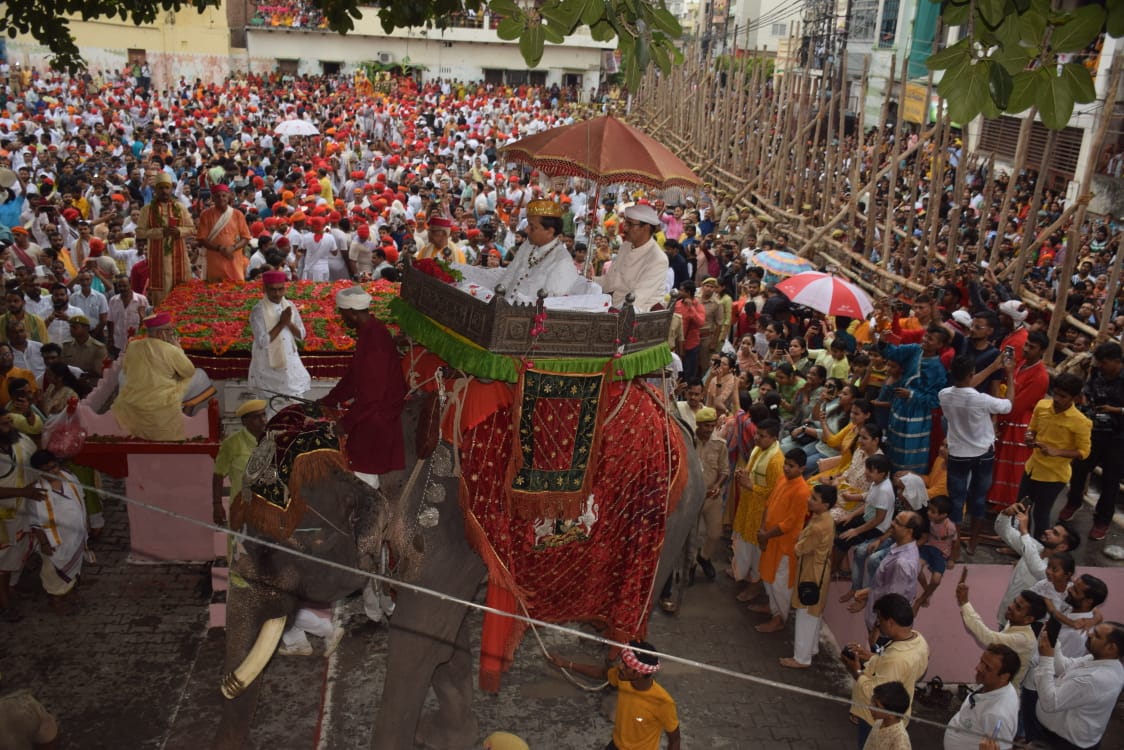 वाराणसी के नाटीइमली में भरत मिलाप लीला देखने उमड़ें लोग, काशिराज परिवार ...