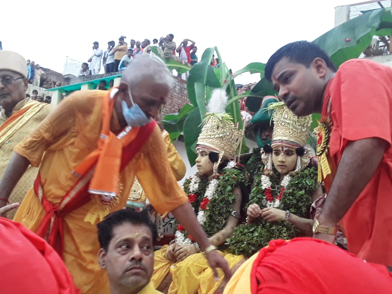 वाराणसी के नाटीइमली में भरत मिलाप लीला देखने उमड़ें लोग, काशिराज परिवार ...