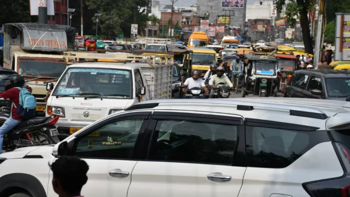 वाराणसी में भीषण जाम, मुख्यमंत्री के दौरे और बाजार खुलने से यातायात ...