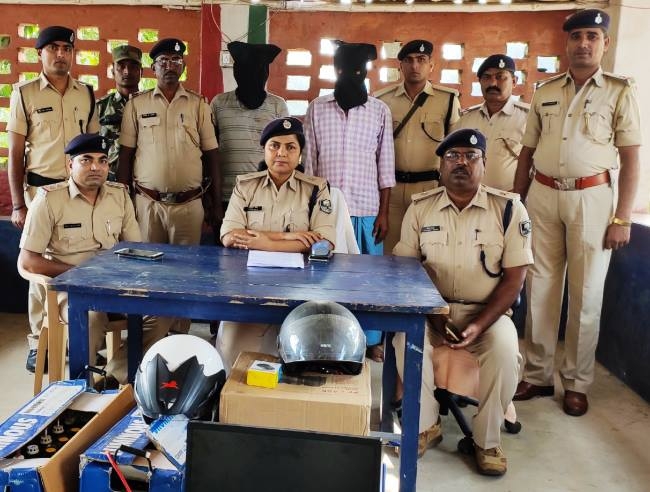 शोरूम से लाखों की चोरी में दो गिरफ्तार - two theft arrested by police ...