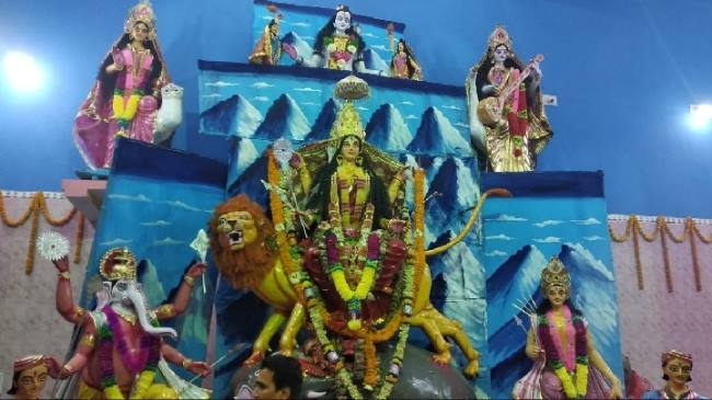 लीड: त्रिकाल पूजा में उमड़ा श्रद्धालुओं का जन सैलाब - jag dhatri puja ...
