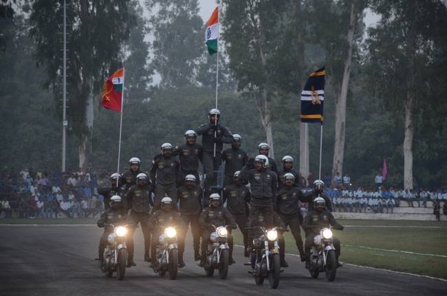 बीईजी के स्थापना दिवस पर सैनिकों ने दिखाए हैरतअंगेज करतब - foundation ...