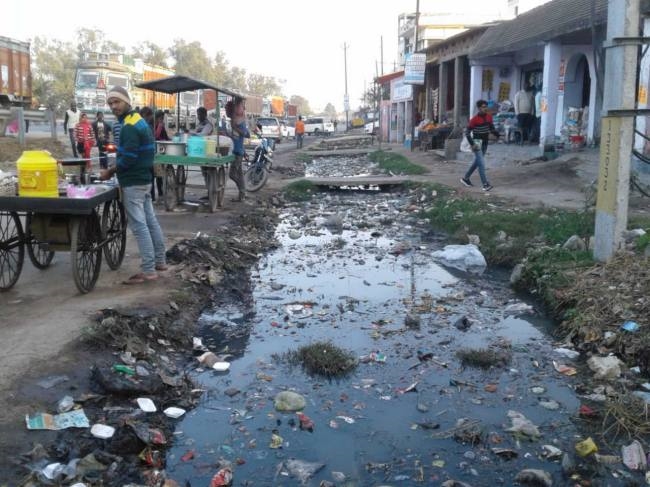 राष्ट्रीय राजमार्ग के गंदे नाले ने बिगाड़ी कुदरा की सूरत - Dirty ...