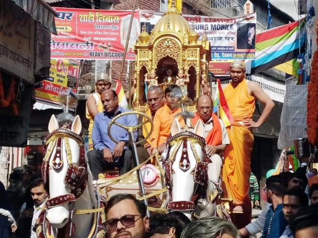 देवबंद में धूमधाम से निकली भगवान महावीर की स्वर्ण रथ यात्रा - Golden ...