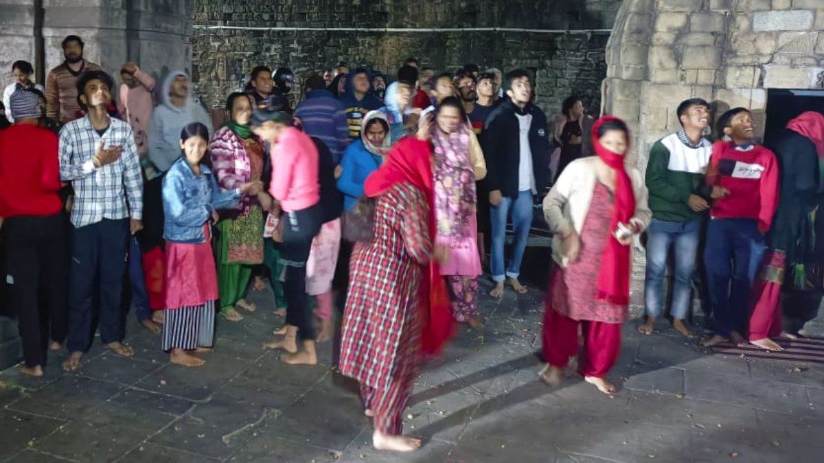 Baijnath Temple: बैजनाथ में अखरोटों की बारिश, सैकड़ों श्रद्धालुओं ने ...