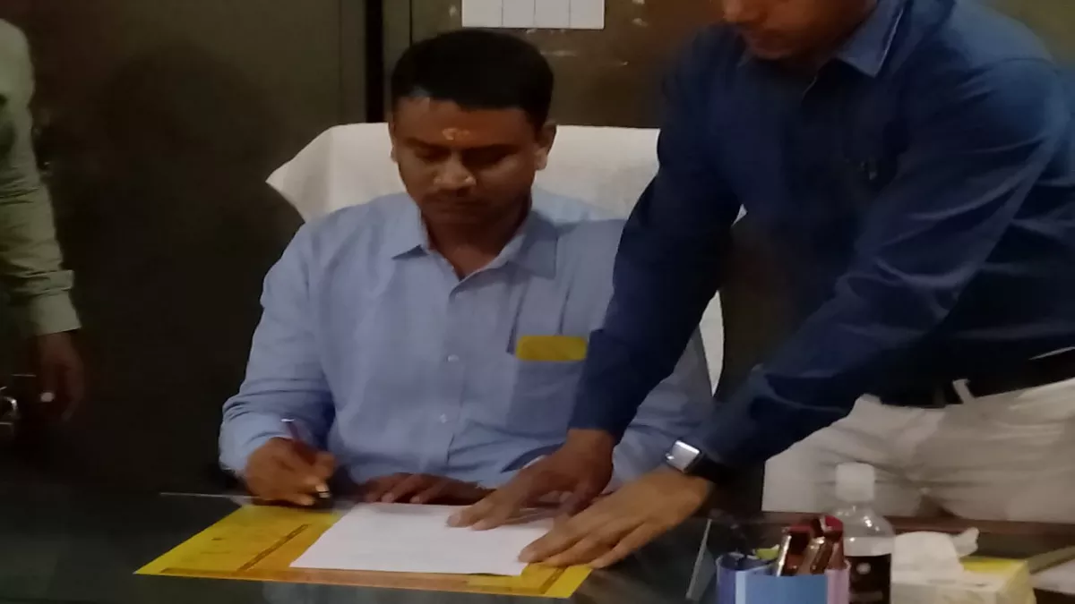 वाराणसी के नए जिलाधिकारी एस. राजलिंगम ने कालभैरव और बाबा दरबार में ...