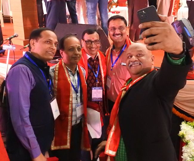 गौर से देखा, पहचाना गले लगे, भावुक हुए, फिर ताजा कीं पुरानी यादें ...