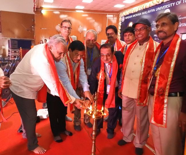 गौर से देखा, पहचाना गले लगे, भावुक हुए, फिर ताजा कीं पुरानी यादें ...