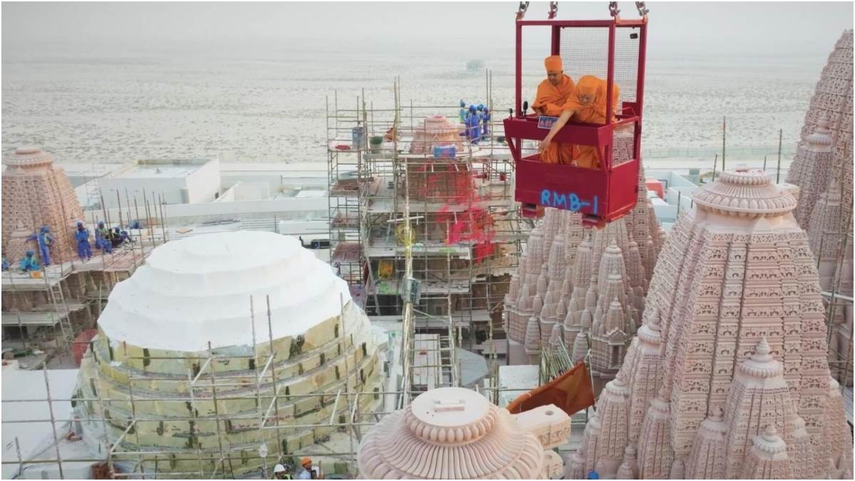 27 एकड़ में फैला है दुबई का पहला हिंदू मंदिर, कारीगरी में दिखती है ...