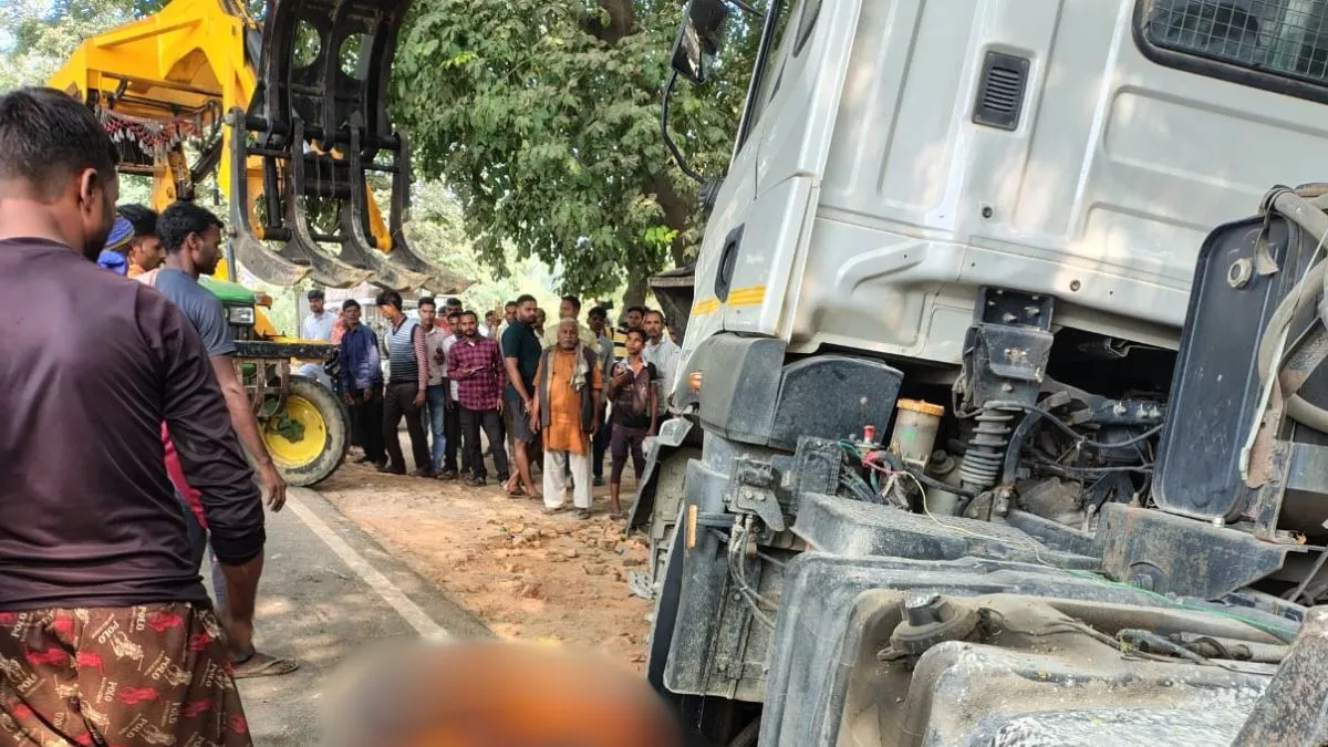 UP News: डंपर के पहिए के नीचे दबी तड़पती रही महिला, लोग बनाते रहे VIDEO ...