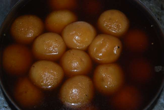 ठंड को बधाई! आनंद लीजिए खजूर के गुड़ से बने रसगुल्ले का Dhanbad News ...