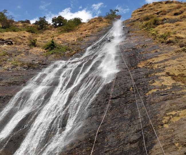 विश्व प्रसिद्ध 148 मीटर बिर्थी वाटरफॉल पर रैपलिंग कर राष्ट्रीय स्तर पर ...