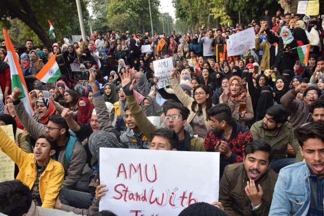 CAA : एएमयू में तिरंगा मार्च, मोदी के खिलाफ नारे, AMU कुलपति के खिलाफ ...