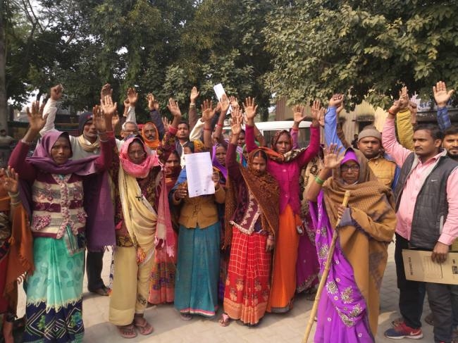 समाधान दिवस पर पहुंचे ग्राम प्रधान हिरासत में - Village head reached ...