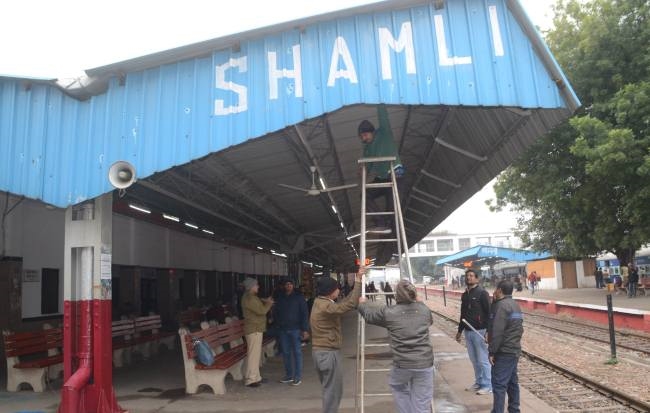 स्टेशन पर व्यवस्था बेहतर दिखाने में जुटे रहे अधिकारी - drm visit ...