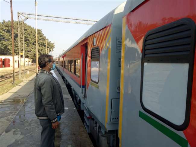 Varanasi-Kevadia Express का रैक कैंट स्टेशन पहुंचा, अनुरक्षण कार्य के ...