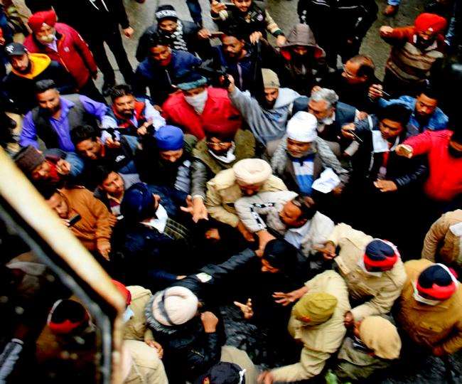 जालंधर में आप की प्रेस कांफ्रेंस में हंगामा, टिकट न मिलने से नाराज ...