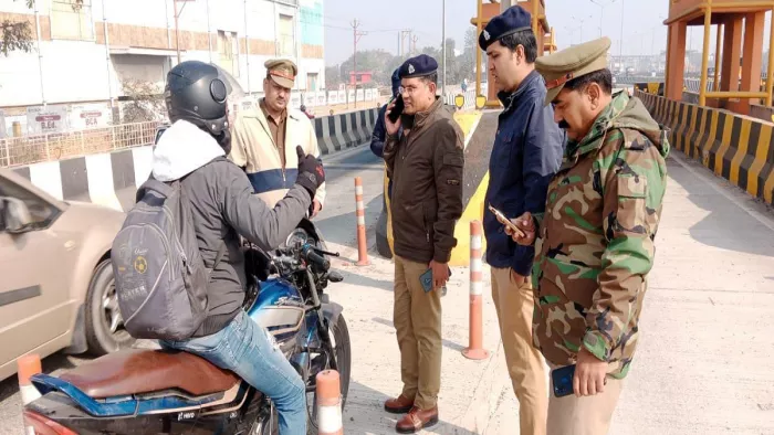 Delhi Meerut Expressway: डीएमई पर दो व तीन पहिया वाहनों पर रोक, पुलिस ...