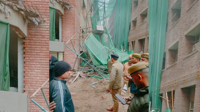 Greater Noida: शारदा विश्वविद्यालय में शटरिंग गिरने से एक कामगार की मौत ...