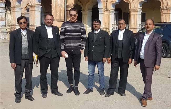 छह घंटे की कड़ी मशक्कत के बाद भी नहीं काटा जा सका नवाब खानदान का ...