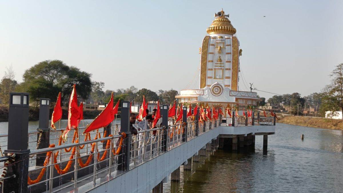 Kodarma: सरोवर के बीचोंबीच विराजेंगे राधा-कृष्ण, निकाली गई भव्य कलश ...