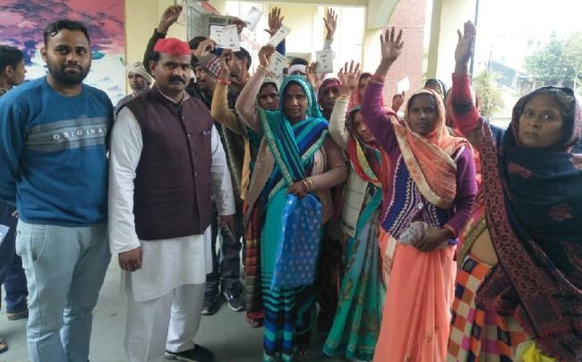 पूर्ति निरीक्षक पर अभद्रता का आरोप, महिलाओं ने किया हंगामा