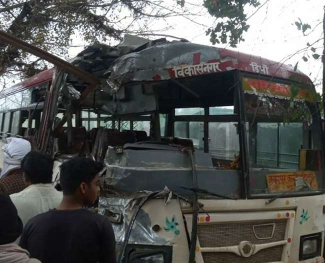 कन्नौज में भीषण हादसा, जीटी रोड पर डीसीएम और रोडवेज बस की भिड़ंत में 12 ...