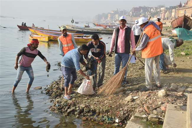 Ganga Cleaning Campaign : वाराणसी में गंगा के लिए 84 घाटों पर चला सफाई ...