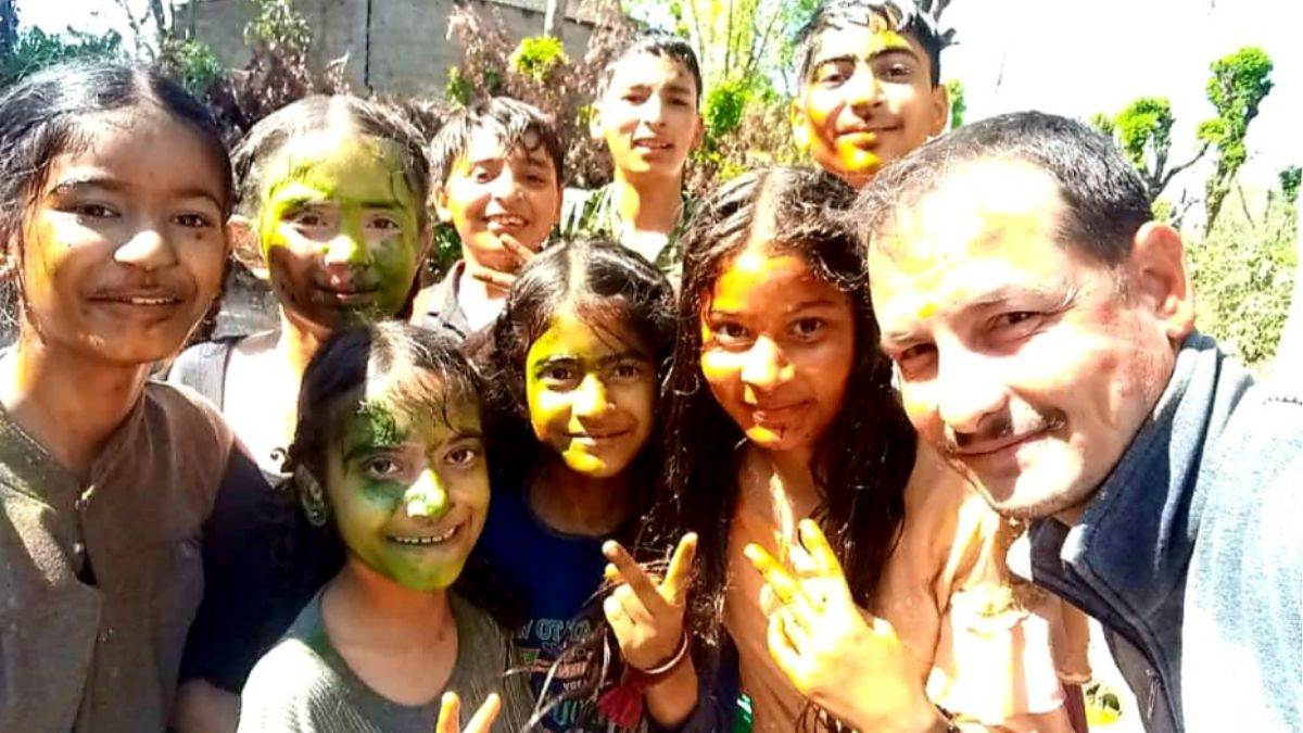 Holi in Jammu Kashmir: होली में रंगों से सराबोर हुए लोग, मंदिरों में ...