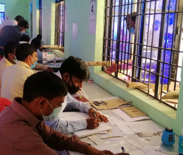 गांव की सरकार चुनने को पहले दिन ही लगी लंबी लाइन - A long line was ...