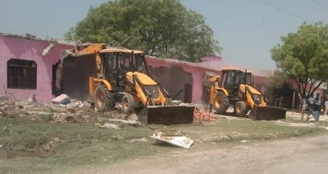 पूर्व लेखपाल व प्रधान के पिता के अवैध निर्माण पर चला बुलडोजर - buldozer ...