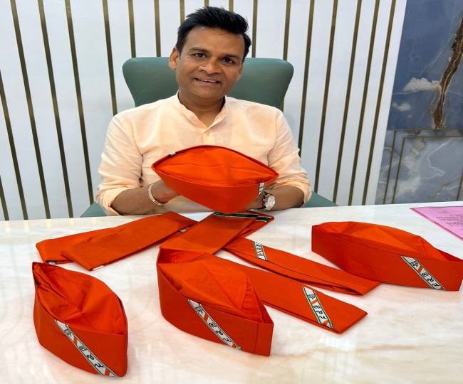 BJP Saffron Cap: गुजरात के सूरत में बन रही है भाजपा की भगवा टोपी, पीएम ...