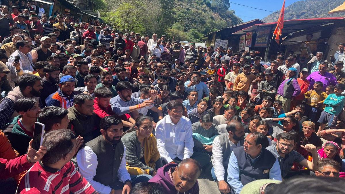 Tiuni: नाकाफी इंतजाम व लापरवाही से कांग्रेस नाराज, हाईवे पर बैठे नेता ...