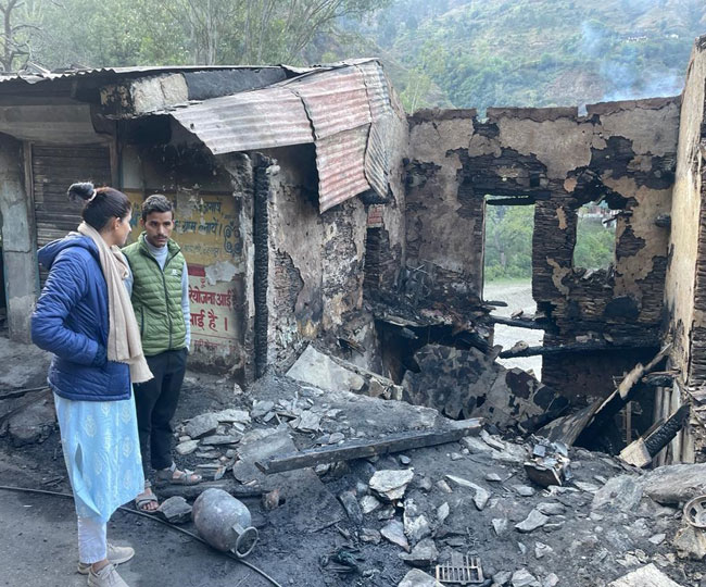 Tiuni Fire: जिंदा जलीं 4 बच्चियों के शव व अवशेष मिले, मृतकों के स्‍वजन ...