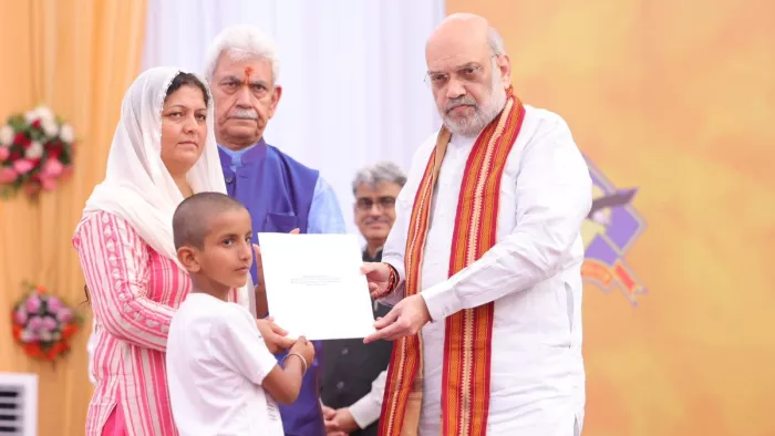 अमित शाह ने 10 बलिदानी पुलिसकर्मियों के परिजनों को दिए नियुक्ति पत्र ...