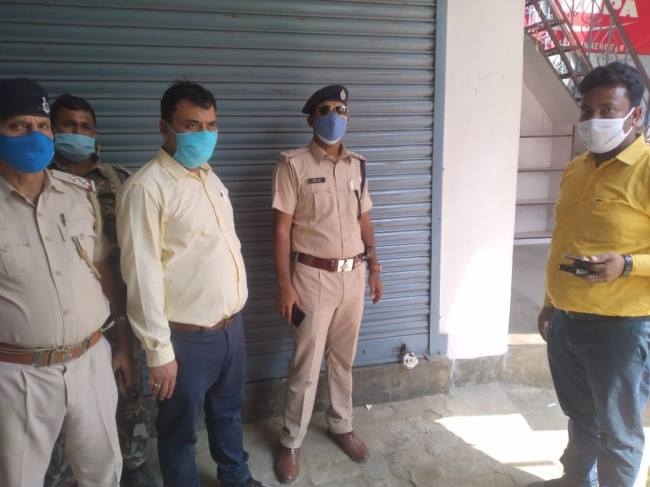 सकरा में आधा दर्जन दुकानें सील - half dozen shops sealed in sakra ...