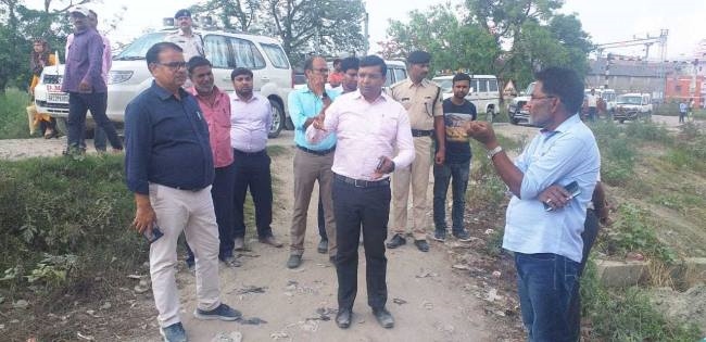 बेतिया में नालों की सफाई व अतिक्रमण हटाओ अभियान का जायजा लेने पहुंचे ...