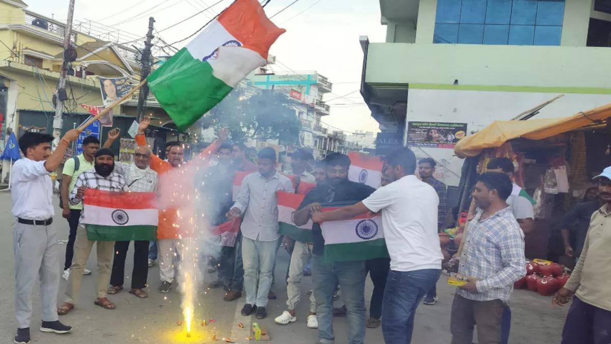 सेना के अलग अंदाज से खुश हुआ उत्‍तराखंड, आतिशबाजी और 'भारत माता की जय ...