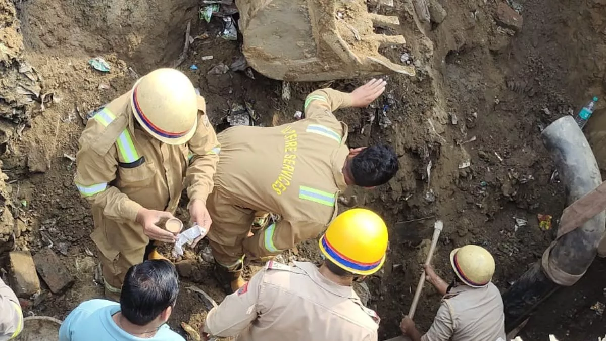 हापुड़ में गैस पाइपलाइन दबाने का चल रहा था काम, अचानक मिट्टी गिरने से गड्ढे में दबे 2 मजदूर ...