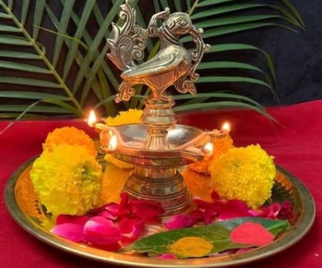 Vastu Tips: भूलकर भी पूजाघर में इस दिशा में न रखें दीपक, धन हानि के साथ ...