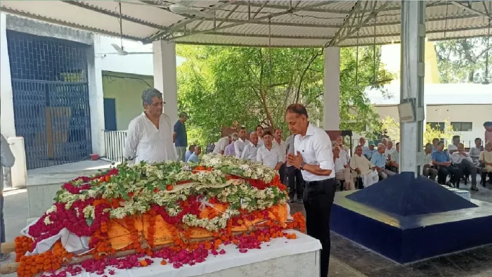 Lucknow: सेवानिवृत्त DG दिनेश शर्मा की आत्महत्या का मामला, बैकुंठ धाम ...