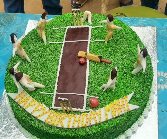 MS Dhoni Birthday: माही के जन्मदिन पर प्रशंसकों ने काटा क्रिकेट के ...