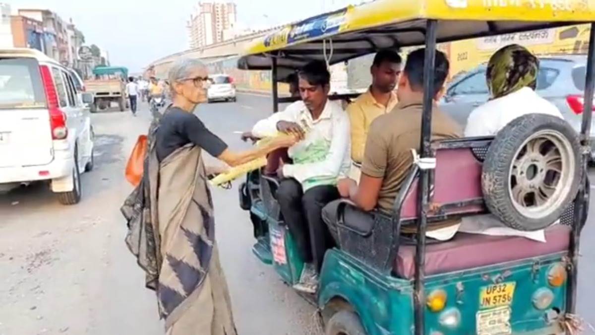 Lucknow University की पूर्व कुलपति ने बांटे 1857 क्रांति के पर्चे ...