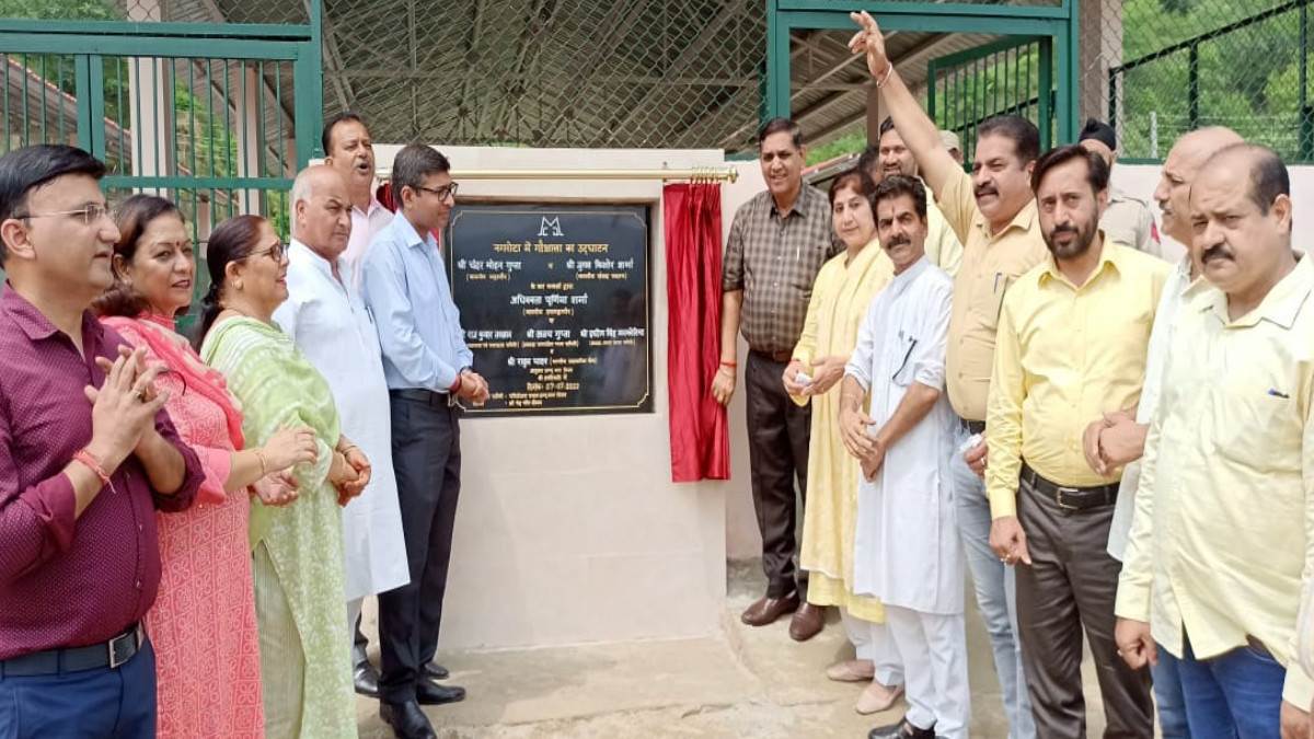 Jammu : नगरोटा में बनी आधुनिक गौशाला, मेयर चंद्र मोहन गुप्ता ने किया ...