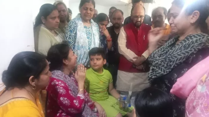 चीन से 25 दिन बाद आगरा पहुंचा मरीन इंजीनियर अनिल श्रीवास्तव का शव ...