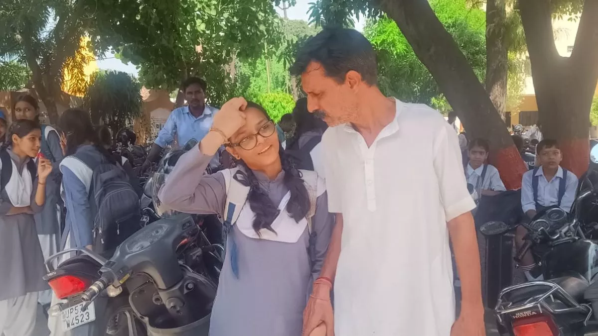 UP News: पिता के साथ बीएसए का पत्र ले आई पंखुड़ी तो मिला दाखिला, स्कूल पहुंचकर शुरू की पढ़ाई ...