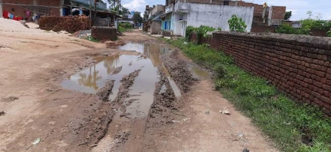 सड़क हुई बदहाल चलना हुआ मुश्किल - The road was in disarray, it became ...