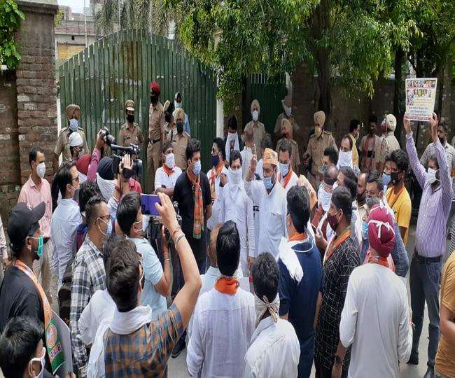 घर के बाहर धरना देने पहुंचे भाजयुमो नेताअाें को पानी पिलाने पहुंचे ...