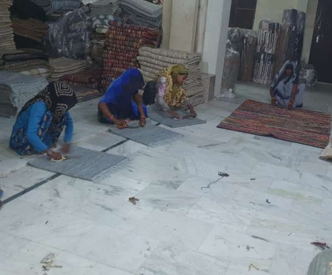 National Hand loom Day: चिंदी और सूत से बुन देते हैं सुंदर दरी, आगरा के ...